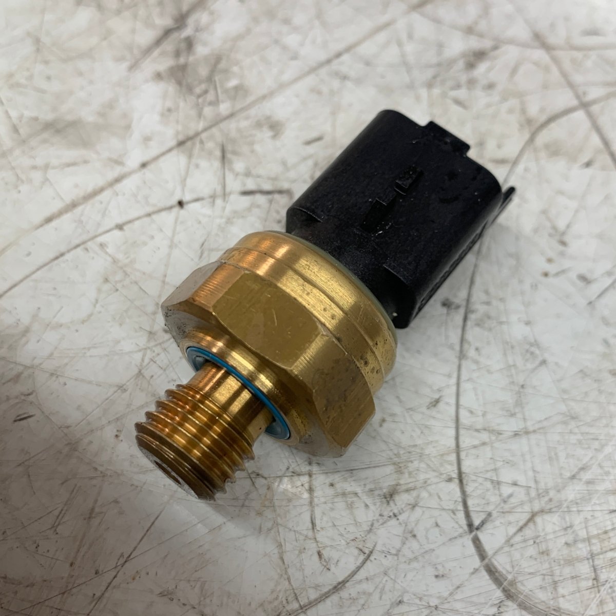 2015 / Citroen / Peugeot/ 1.2 Petrol / Oil Pressure Sensor / 967403578