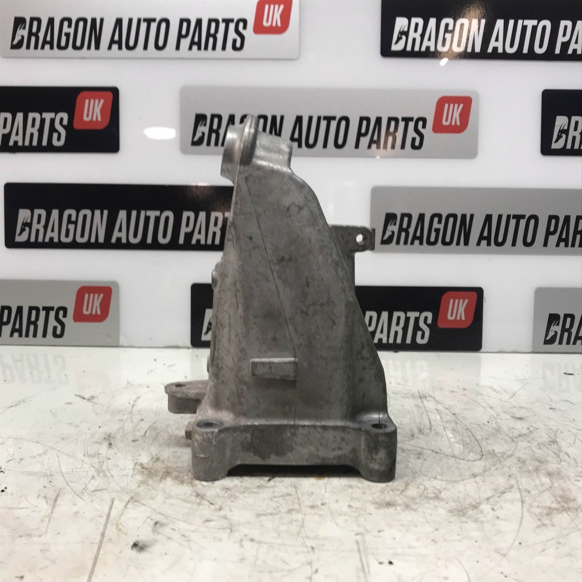Mercedes-Benz C-Class / 2.0L Petrol / Engine Bracket Left side / A2742
